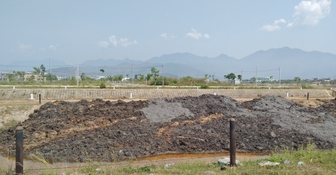 Đà Nẵng: Đổ đất bùn san lấp bờ kênh, nhà thầu làm... lén